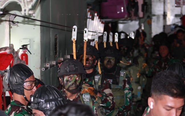 Pasukan TNI Para Raider 501 Lakukan Penerjunan dari Langit Australia ...