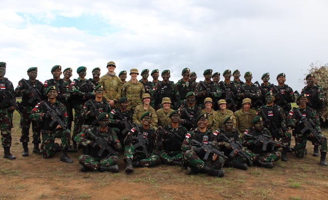 Pasukan TNI Para Raider 501 Lakukan Penerjunan dari Langit Australia ...